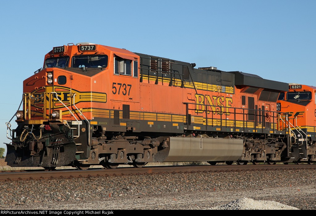 BNSF 5737